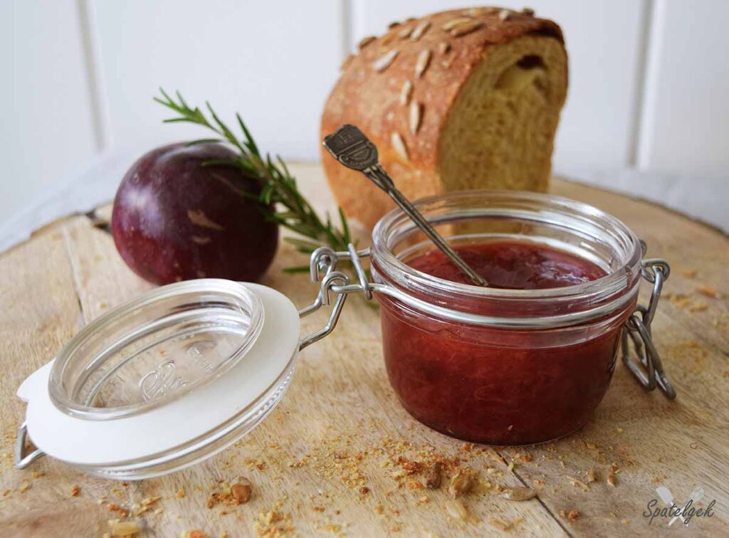 Pluot jam met rozemarijn – recept van Spatelgek