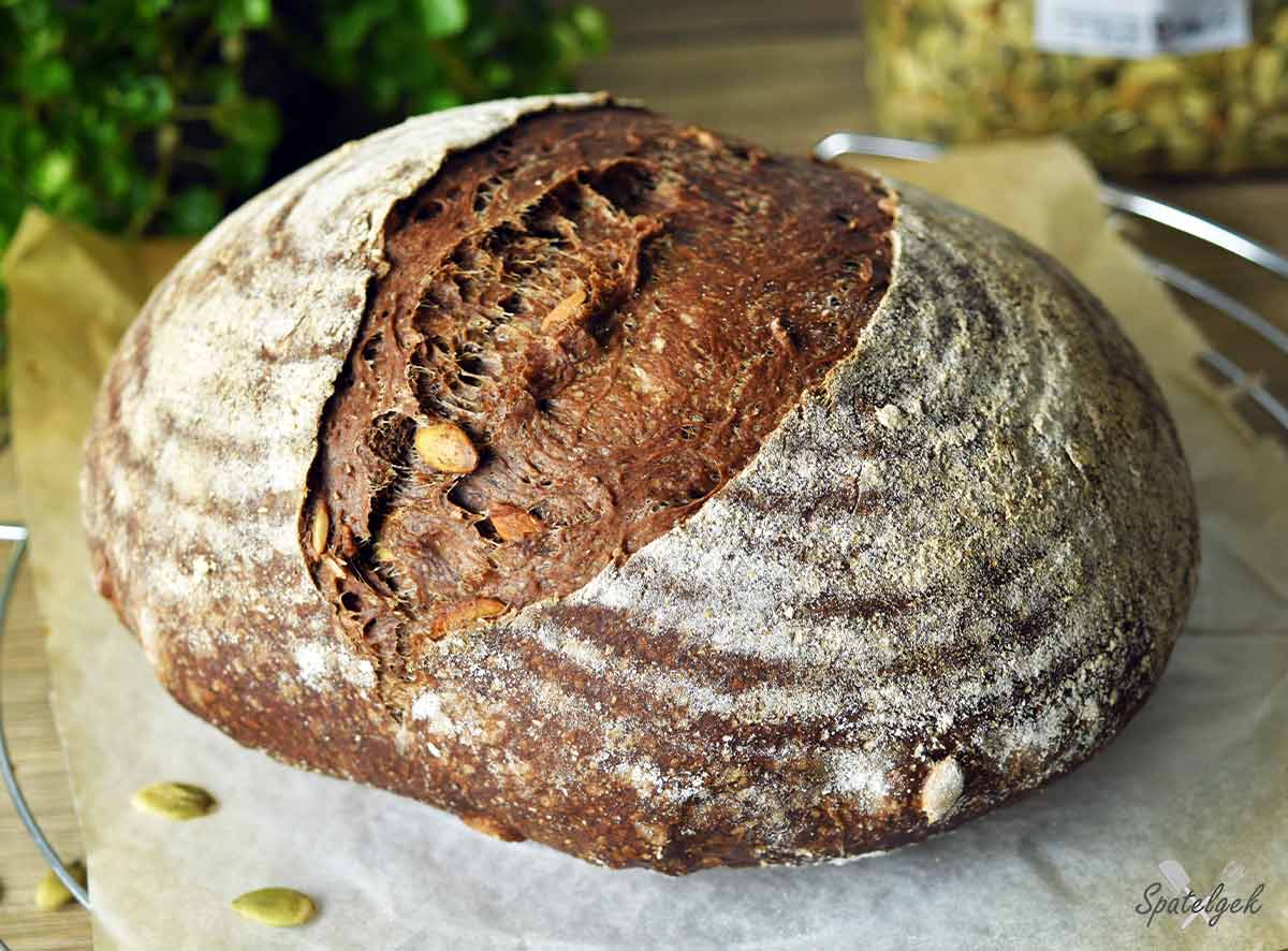 Bruin zuurdesem brood met pompoenpitten – Spatelgek